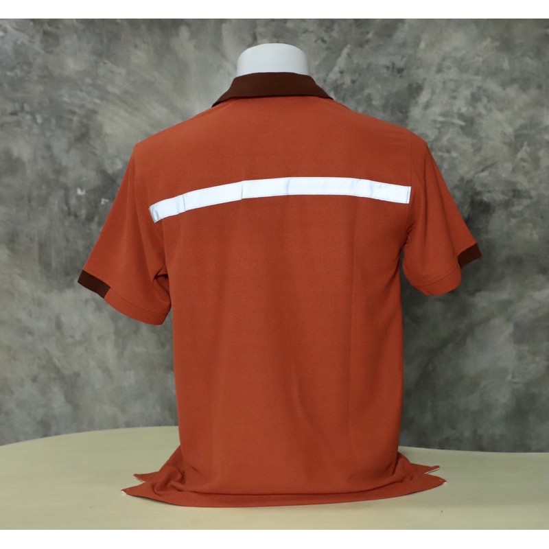 เสื้อโปโลผ้าทีเคสีส้มอิฐแต่งสีน้ำตาลติดสะท้อนแสงด้านหลัง | Shopee Thailand
