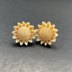 ต่างหูงาช้างสีเหลืองนวลแกะสลักลายดอกทานตะวัน | Shopee Thailand