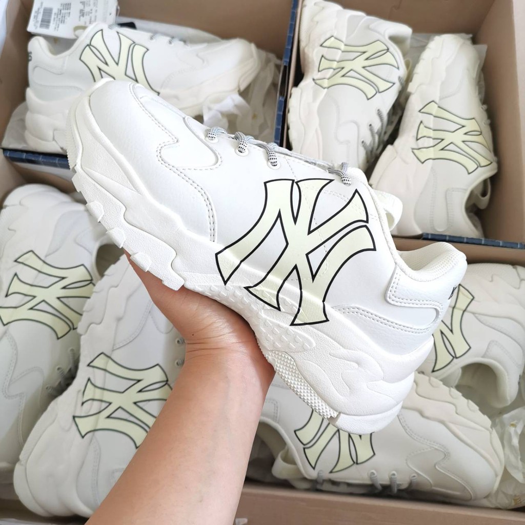 MLB BIG BALL CHUNKY สีขาว logo NY แนะนำบวก 0.5-1cm ทักถามก่อนสั่งค่ะ ...