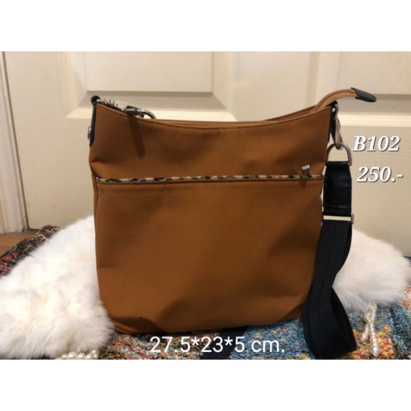 ((ขายแล้ว)) กระเป๋าสะพายข้างสีน้ำตาลอมเหลือง Daks #B102 | Shopee Thailand