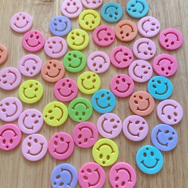 จี้หน้ายิ้มสีพาสเทล A074 มี2ขนาด ลูกปัดตกแต่งdiy | Shopee Thailand