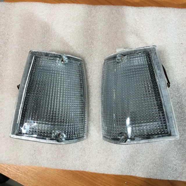 ไฟมุม Mazda Magnum Thunder / B2500 สีขาว (เลือกข้าง/คู่ ได้) - แม็กนั่ม ...