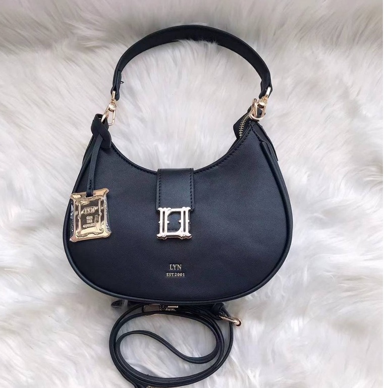 กระเป๋าสะพายข้าง LYN ทรงโฮโบ รุ่น Rivera shoder เเต่งหน้าป้ายอะไหล่ คลอ ...