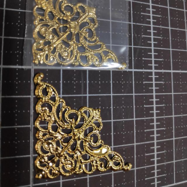 KHMรหัส62 แผ่นโลหะฉลุสีทองมุมสามเหลี่ยมขนาด 3.2*5ซม. 2 ชิ้น ราคา 20 บาท ...