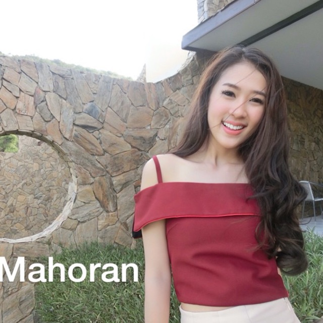 เสื้อสีแดง จากแบนด์ mahoran จากพันกว่า ลดค่ะ 300 บาทค่ะ ผ้าดีมากค่ะ ...