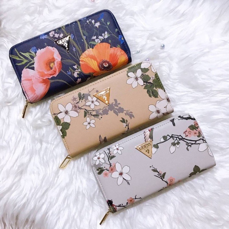 GUESS FLORAL LONG WALLET กระเป๋าสตางค์ใบยาวจากเกสส์ ดีไซน์ลายดอกไม้ ...