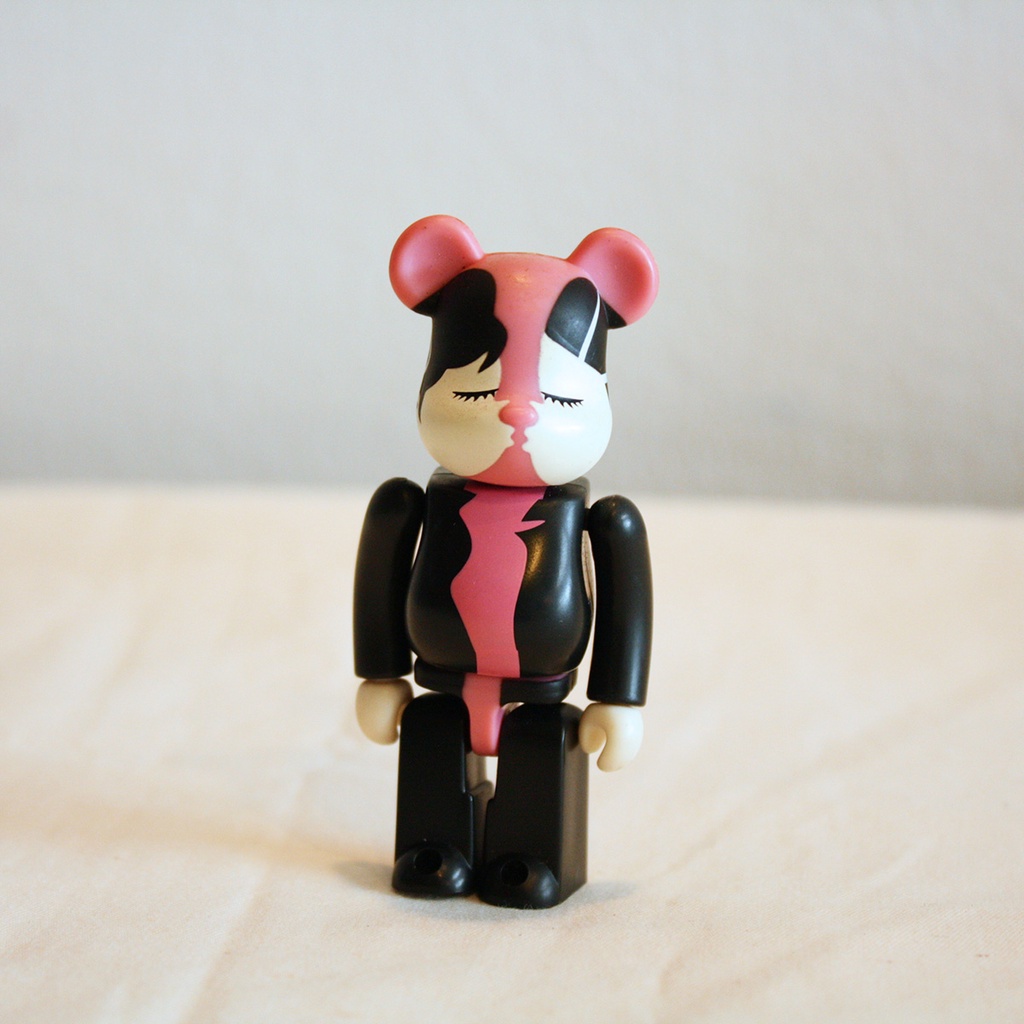 แบร์บริค | Medicom Toy Bearbrick 100% Series 4 Cute Kiss 04 | Shopee ...