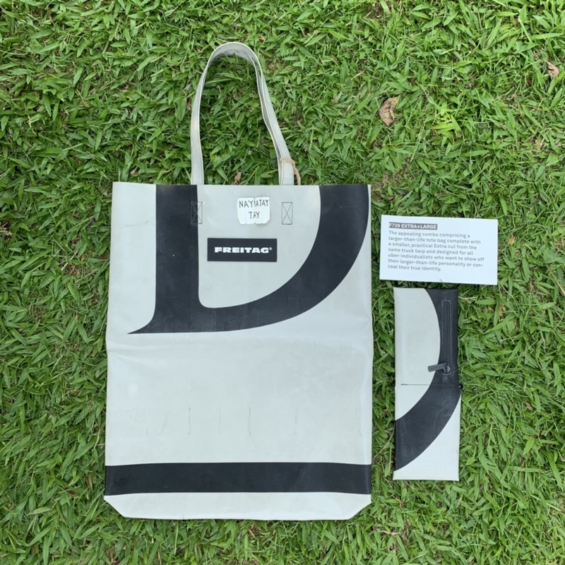 กระเป๋า Freitag รุ่น F729 Extra+Large มือ 1 Tag ห้อย ผ้าสีเทา สกรีนตัว D สีดำ ผ้าหนานุ่ม ...
