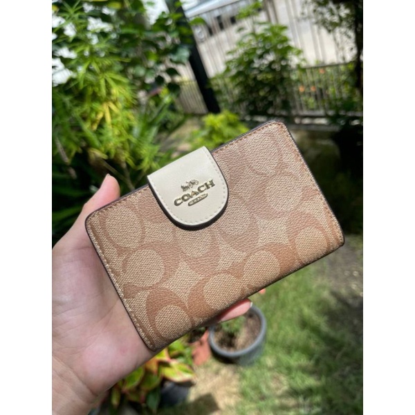 COACH MEDIUM CORNER ZIP WALLET IN SIGNATURE CANVAS | Shopee Thailand