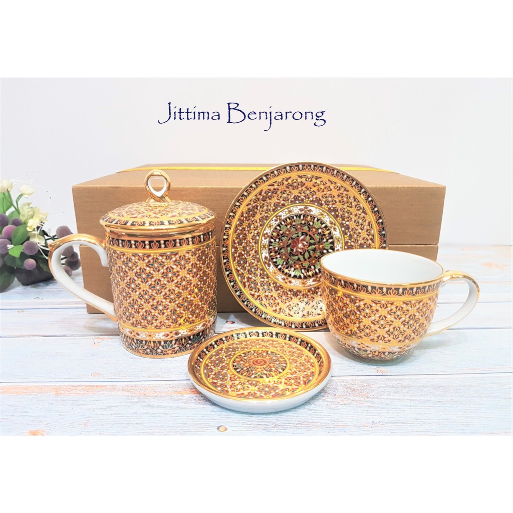 จิตต์ติมา เบญจรงค์ ชุดร้อนเย็นเบญจรงค์ลายดอกเข็ม ในกล่องผ้าไหม (สินค้า OTOP 5 ดาว) | Shopee Thailand