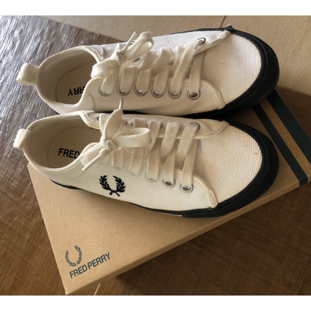 Fred Perry Canvasสีขาว มือสองของแท้ | Shopee Thailand