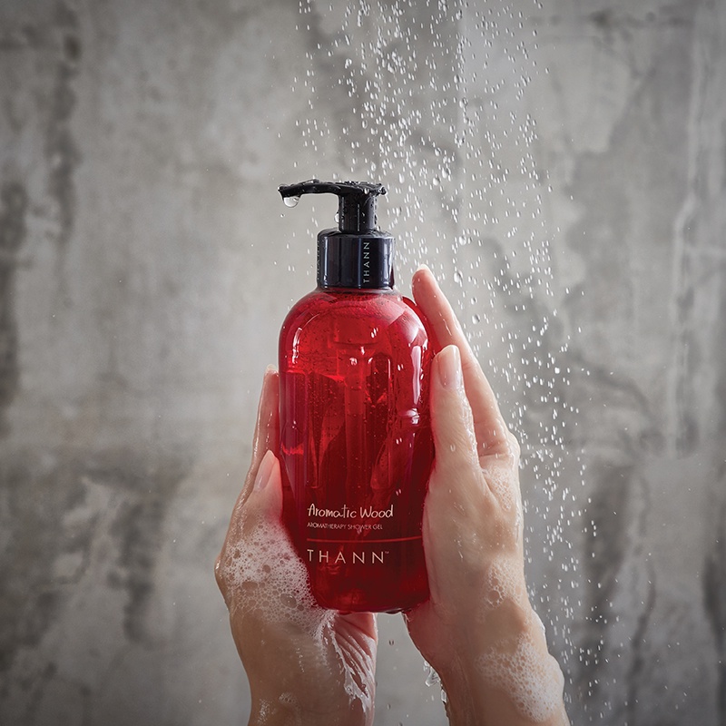 THANN Aromatic Wood Aromatherapy Shower Gel 320ml. ทำความสะอาดผิว พร้อมคืนความชุ่มชื้นและมีชีวิต ...