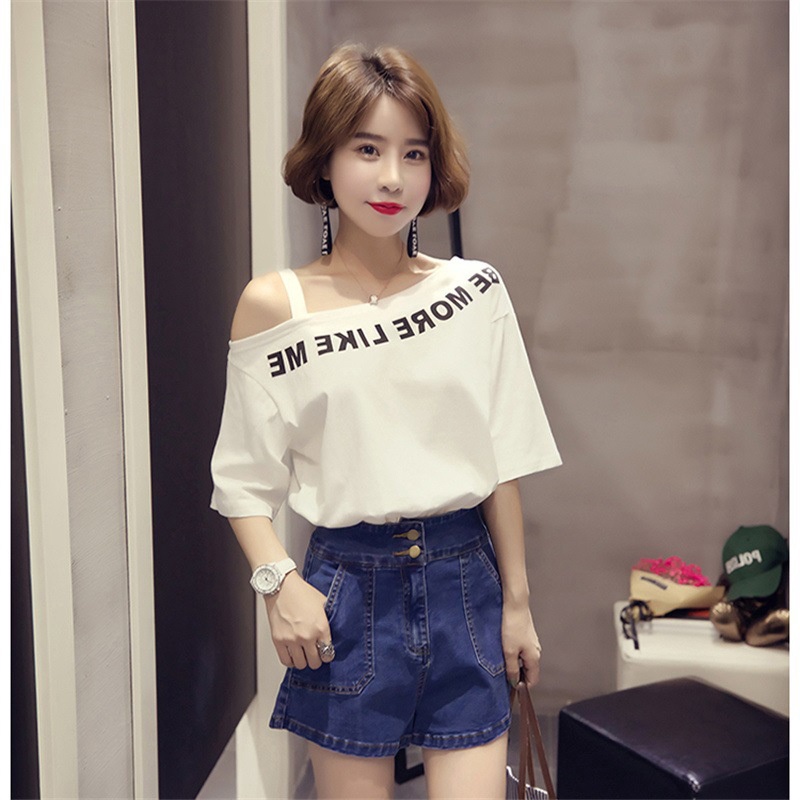 【WANG JIAO ZHAN】เสื้อยืดแขนสั้นพิมพ์ลายตัวอักษรไหล่เอียงที่ทันสมัยและ ...