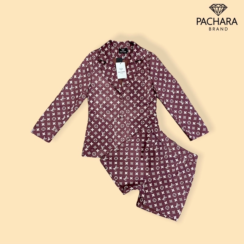 PACHARA BRAND Detail: เซ็ต 2 ชิ้น เสื้อสูทแขนยาวสีน้ำตาลเข้ม พิมพ์ลายแบรนด์ดังทั้งชุด แมทช์คู่ ...