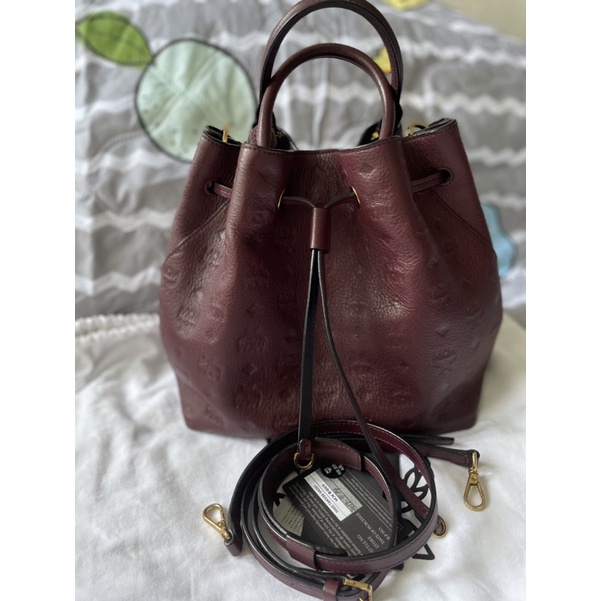 MCM essential drawstring leather bag maroon หนังปั๊ม | Shopee Thailand