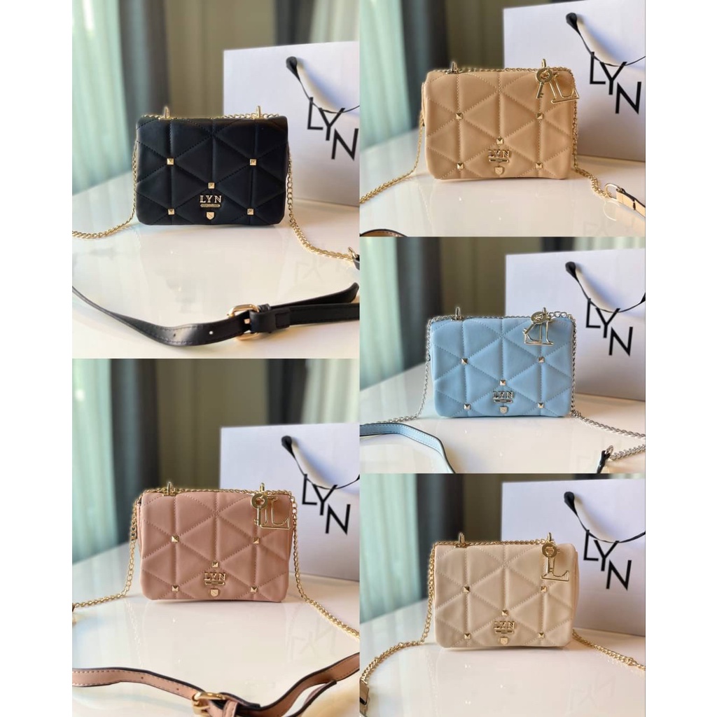 Lyn กระเป๋าสะพายหนังนิ่ม ปักหมุด ประดับพวงกุญแจ Code:B13D290465 แบรนด์แท้ 100% งาน Outlet ...