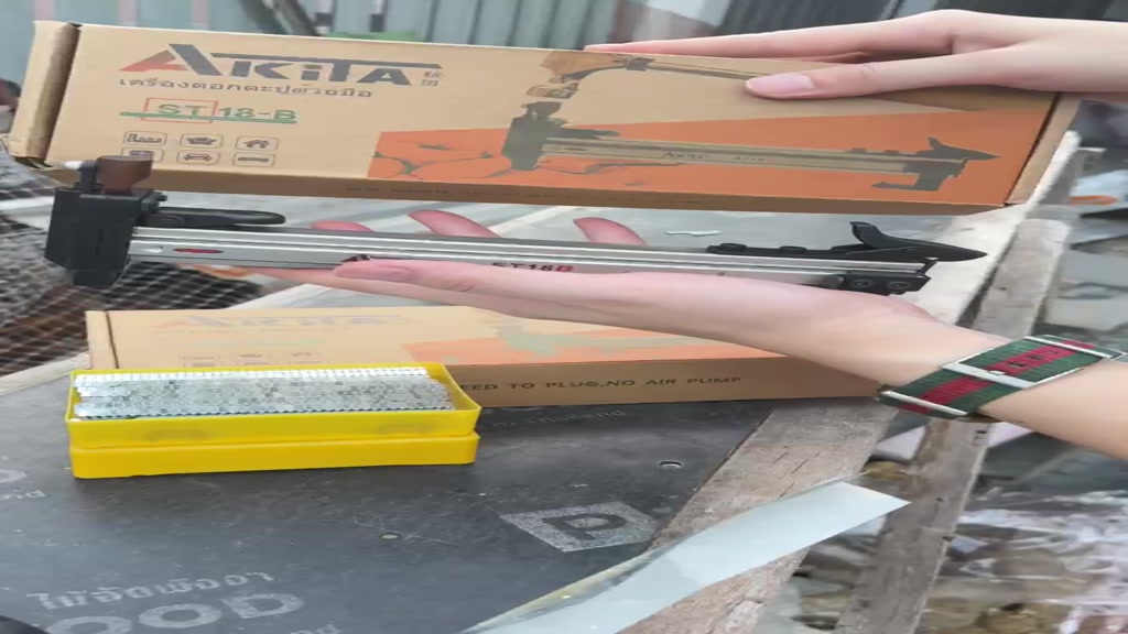 เครื่องตอกตะปูด้วยมือ เครื่องตอกตะปูกึ่งอัตโนมัติ ยี่ห้อ AKITA รุ่น ST-18B รุ่นท๊อป (แถมฟรีตะปู ...