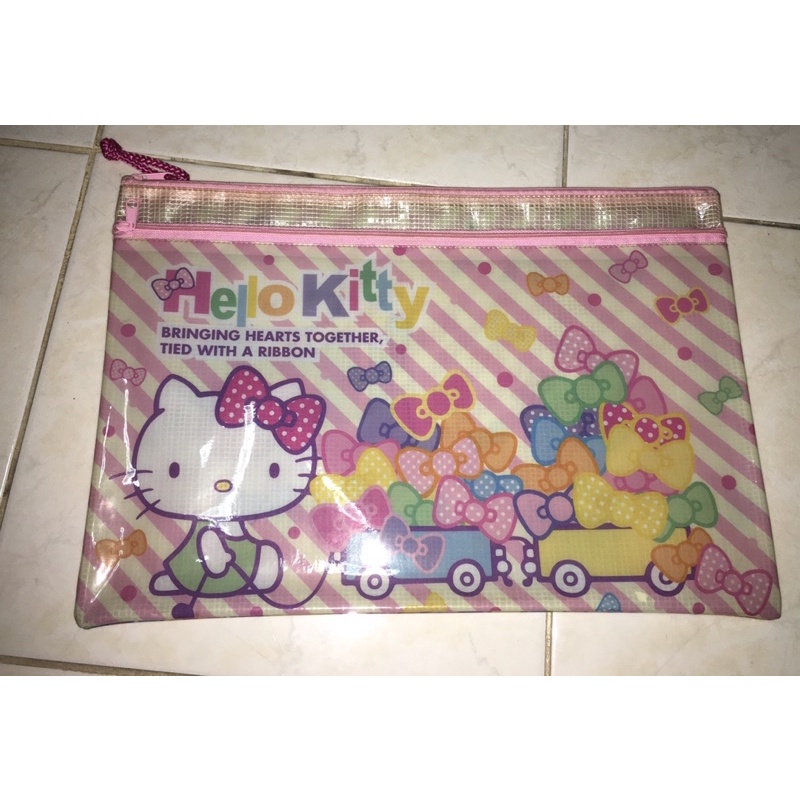 แฟ้มซิปลายhello Kitty มือสองสภาพดี กระเป๋าใส่เอกสาร กันน้ำได้ เก็บ