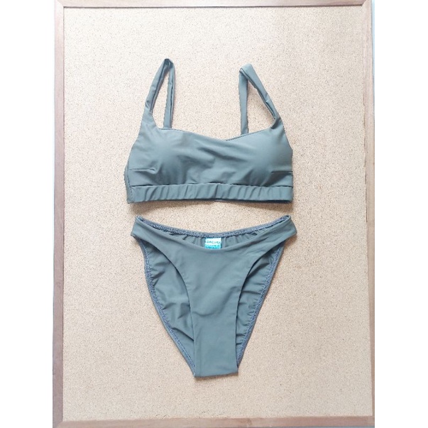 Ko Raet เสื้อครอปสายเดียว มาคู่กับกางเกงไฮคัทแพทเทิร์นเนียน | Shopee ...