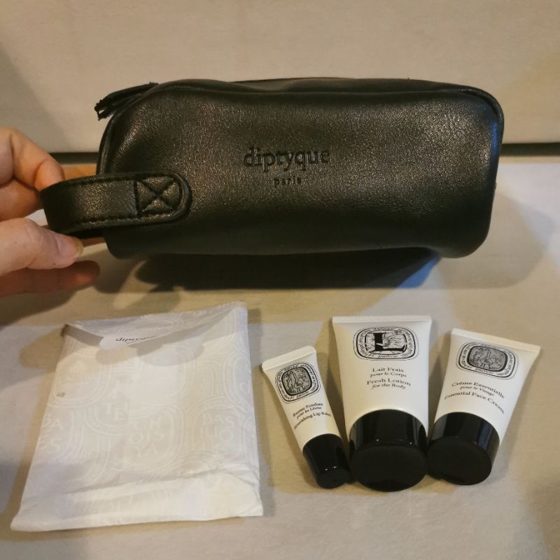 Amenity Bag ยี่ห้อ Diptyque มาพร้อมกับเซ็ตเดินทาง 3 หลอด ขนาดพกพาน่าใช้ ...