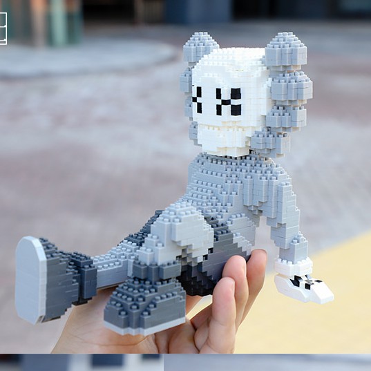 ตัวต่อ การ์ตูน Kaws เสื้อสีเทาจำนวนตัวต่อ 1380 ชิ้น_ CHAO LI SHE 38032 ...