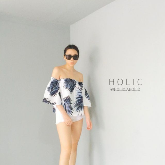 ของใหม่ holic.aholic Blouse เสื้้อเกาะอกสีขาวมีแขนลายใบไม้สีฟ้า | Shopee Thailand