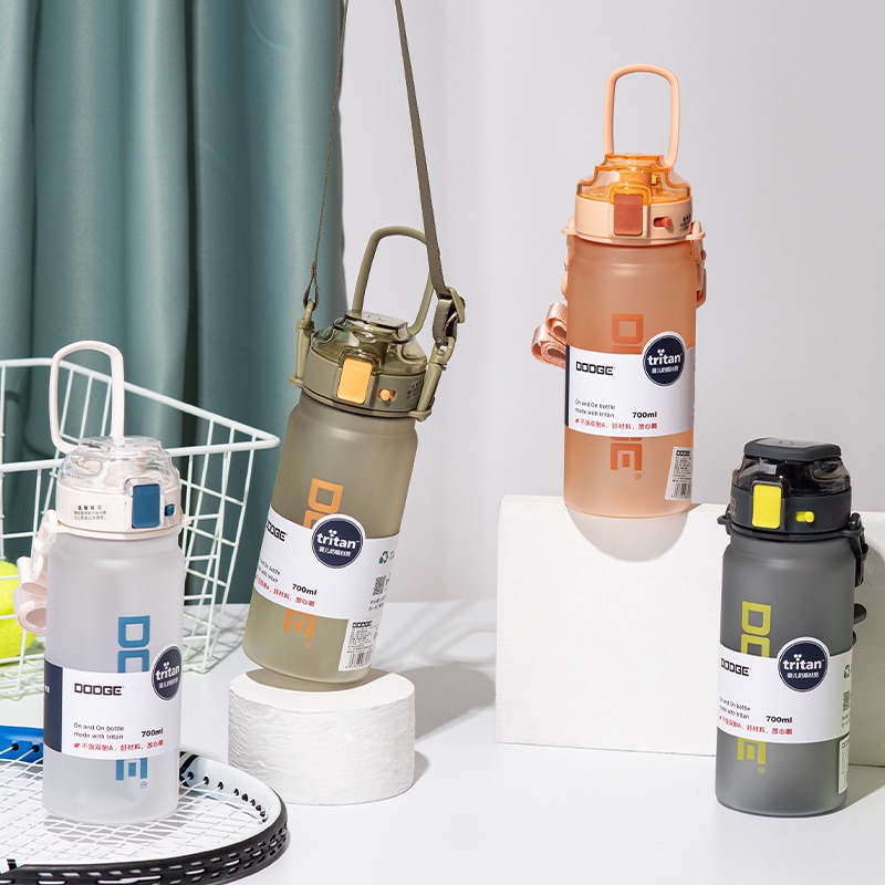 DODGE กระบอกน้ำ ขวดน้ำพกพา ขวดน้ำพลาสติกแบบพกพา วัสดุTritan พร้อมสายสะพาย กระติกน้ำ (700ml/900ml ...