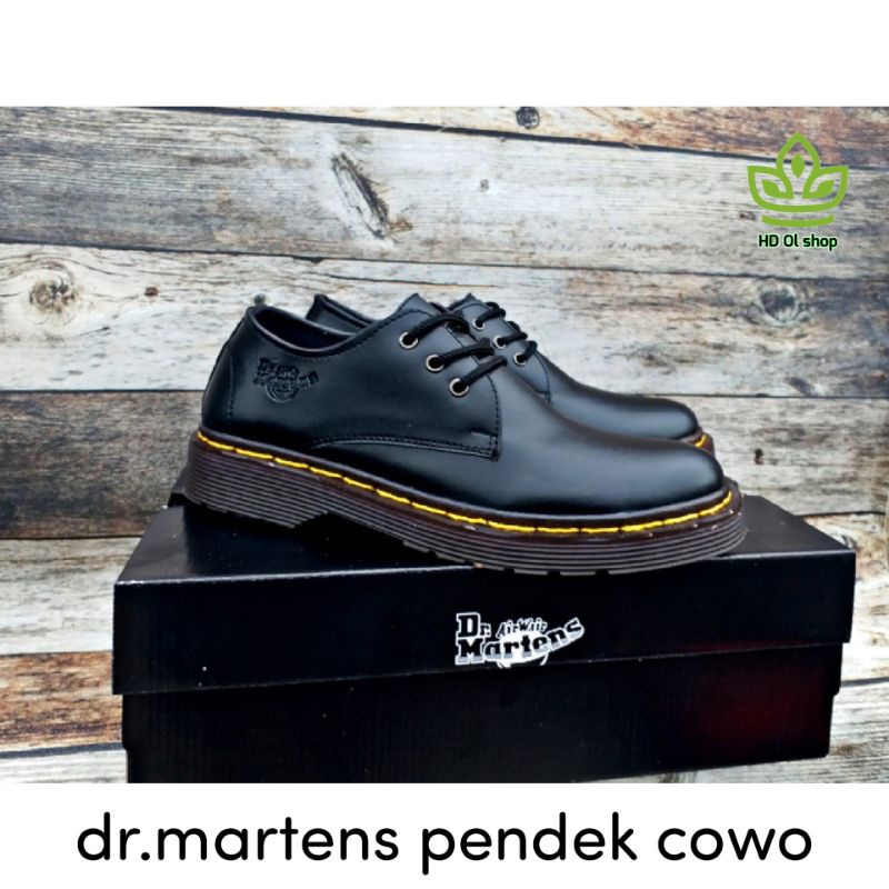 รองเท้าบูตต่ํา DR. Martens UNISEX FASHION MEN WOMEN DOKMAR SHORT 3 หลุม ...