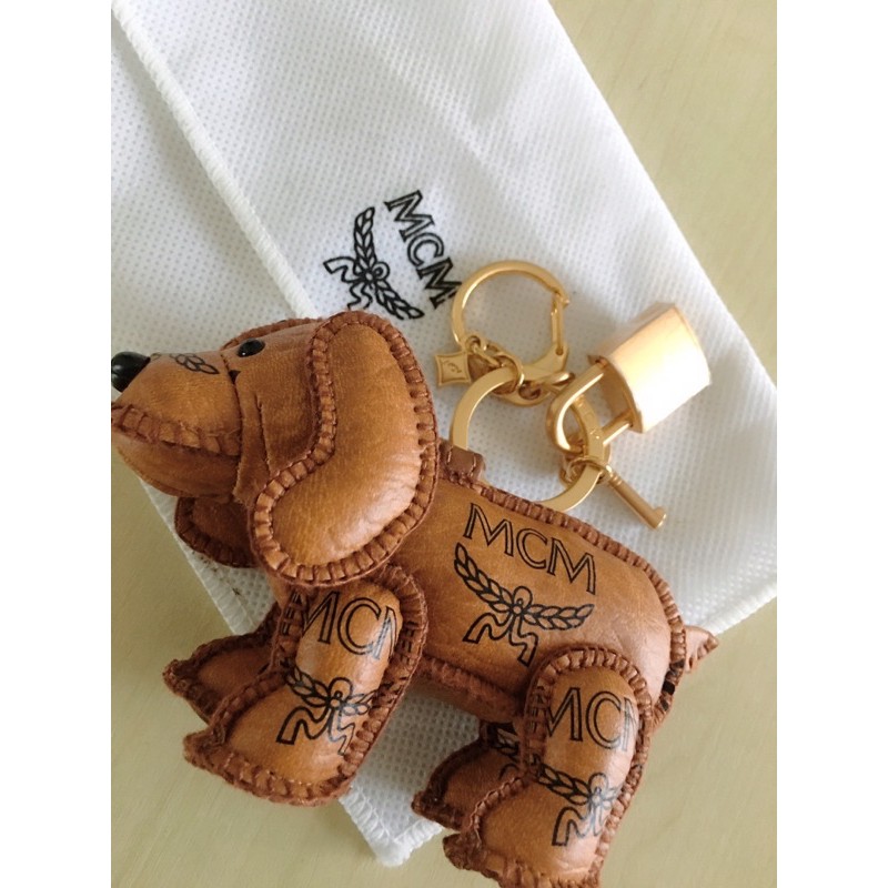 MCM Heritage dog keychain พวงกุญแจ น้องหมา MCM สีน้ำตาล | Shopee Thailand