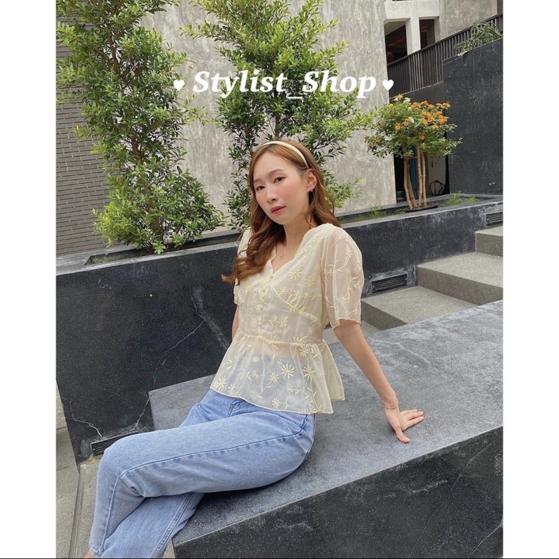 เสื้อคอวีผ้าแก้วจากร้านstylist_shop | Shopee Thailand