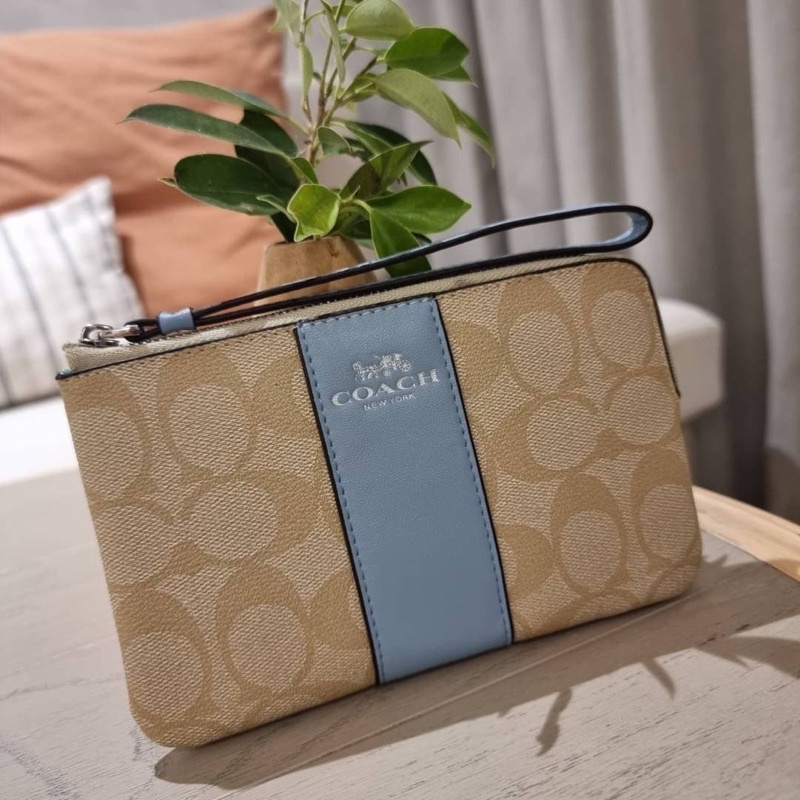 COACH F58035 CORNER ZIP WRISTLET IN SIGNATURE CANVAS | Shopee Thailand