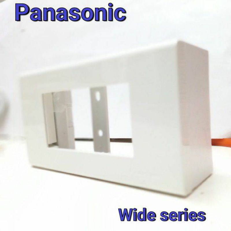 Panasonic (พานาโซนิค) หน้ากาก3 ช่อง รุ่นใหม่ Wide Series สีขาวบล็อคลอย ...