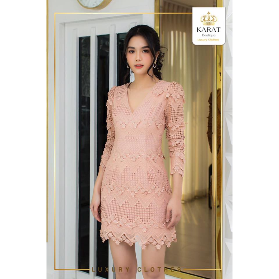 KARAT Boutique รหัสสินค้า #9447 เดรสลูกไม้คอวี แขนยาวจับจีบตุ๊กตา สีโอ ...