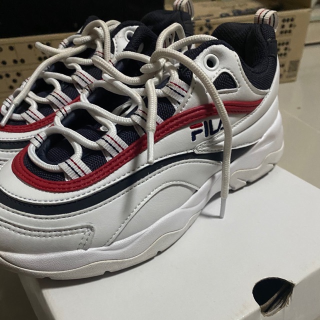 Fila Ray สีฮิต ของแท้ มือสอง ใส่ไปไม่กี่ครั้ง | Shopee Thailand