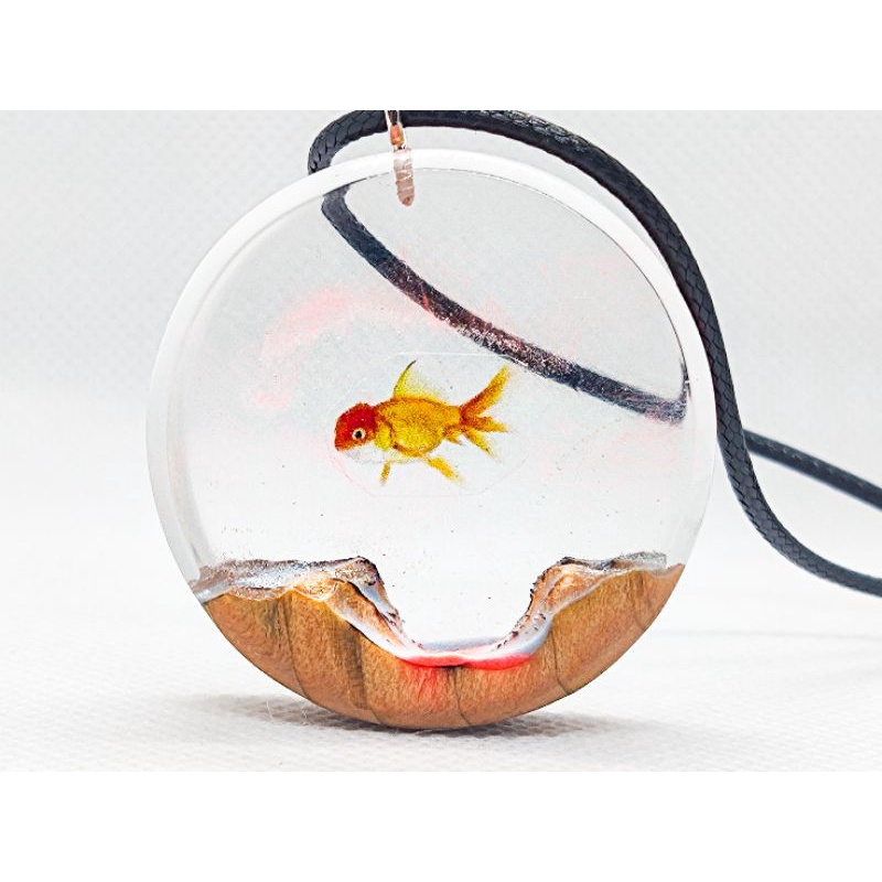 จี้เจ้าปลาทองพร้อมสร้อยหนังปรับความยาว/Goldfish pendant with adjustable ...