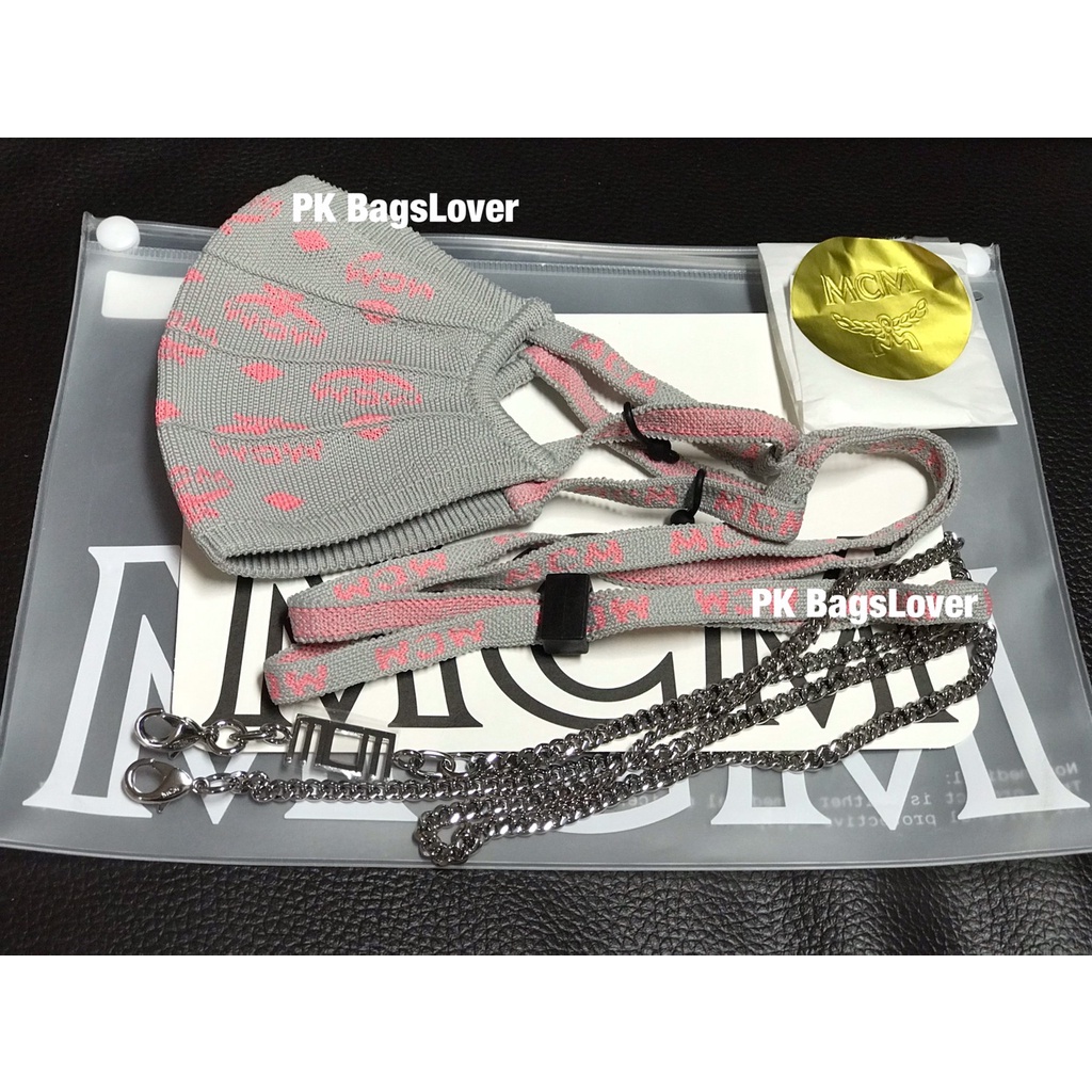 Mask ผ้าสีเทา ตัวอักษรสีชมพู ปักลาย MCM สายคล้องผ้า ปักลาย MCM และสาย ...