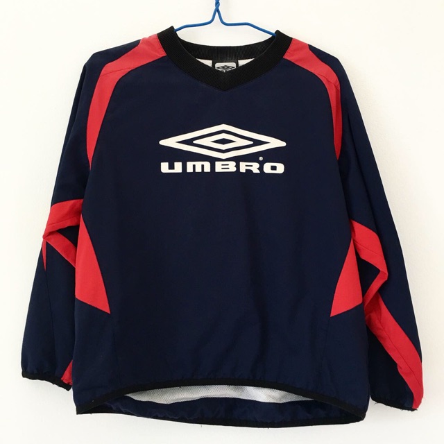 เสื้อ Umbro แท้ 100% อก 40 นิ้ว ยาว 22 นิ้ว กันหนาวได้ดี มีซับด้านในเสื้อ | Shopee Thailand