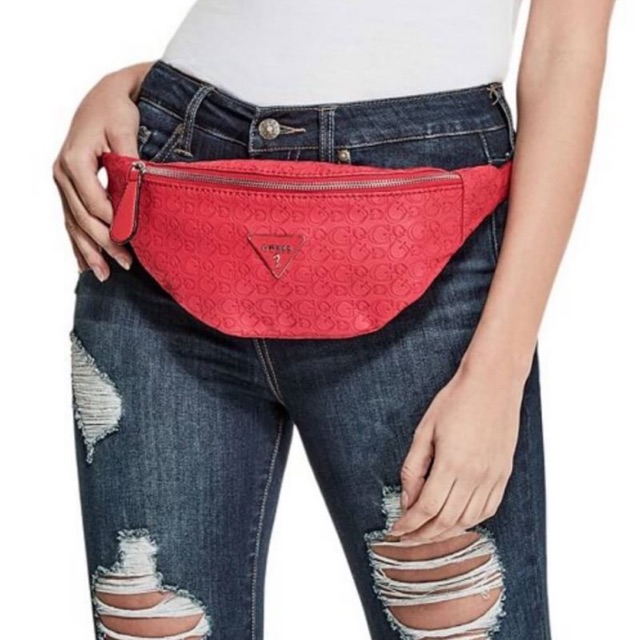 พร้อมส่ง GUESS LOGO FANNY PACK สีแดง ปั้มนูน โลโก้ G | Shopee Thailand
