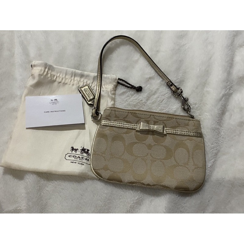 Coach signature คล้องมือ ของแท้ พร้อมถุงผ้า และ care card (used like ...