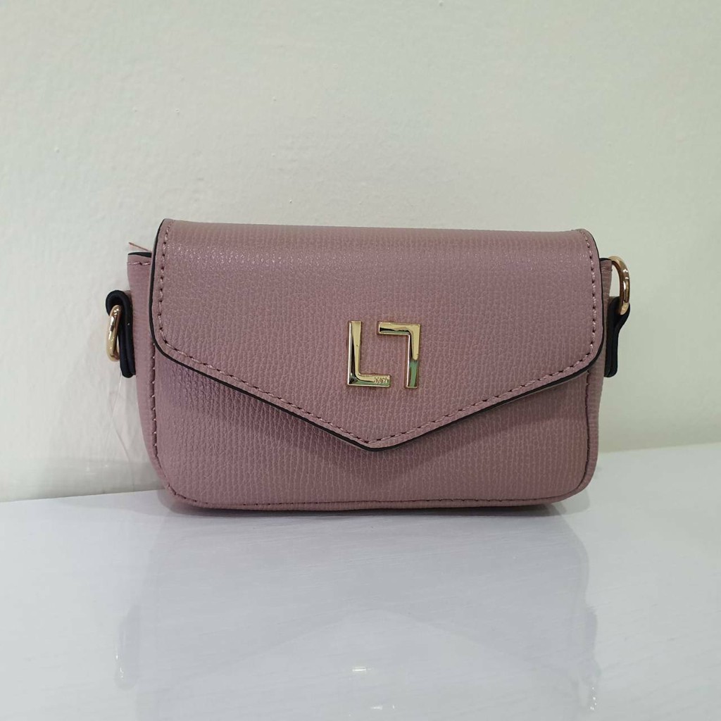 กระเป๋า lyn mini crossbody bag ด้านหน้าแต่งสัญลักษณ์แบรนด์ | Shopee ...