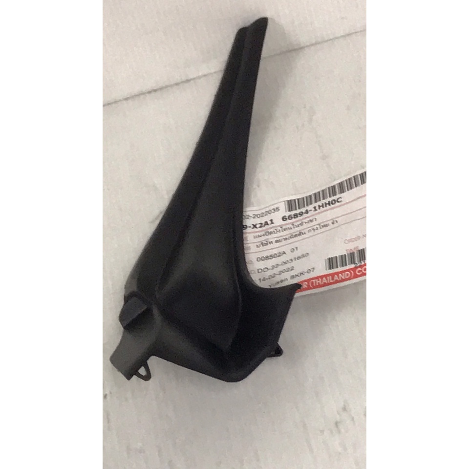 แผ่นปิดมุมกระจกบังลมหน้าด้านขวา NISSAN MARCH ( K13 ), NISSAN ALMERA ...