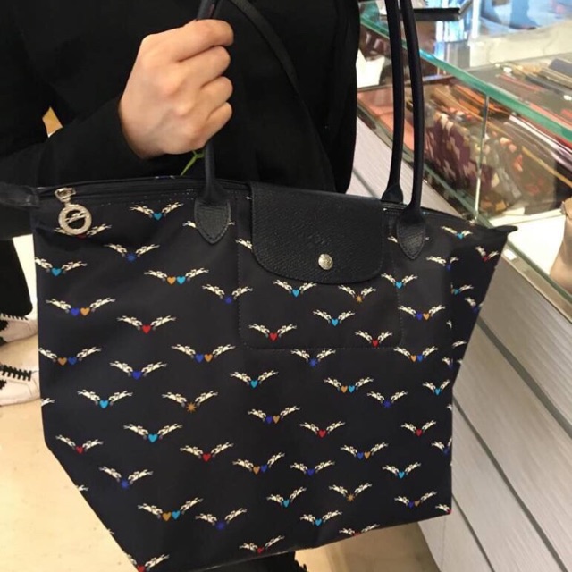 Longchamp limited edition รุ่นนี้หายากแล้วคะ size m หูยาว ราคา 5500 บาท ...