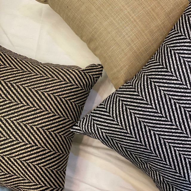 PUSANI - หมอนอิง ลายกราฟฟิก Herringbone สีขาวดำ สีทองดำ ขนาด 45×45 cm ...