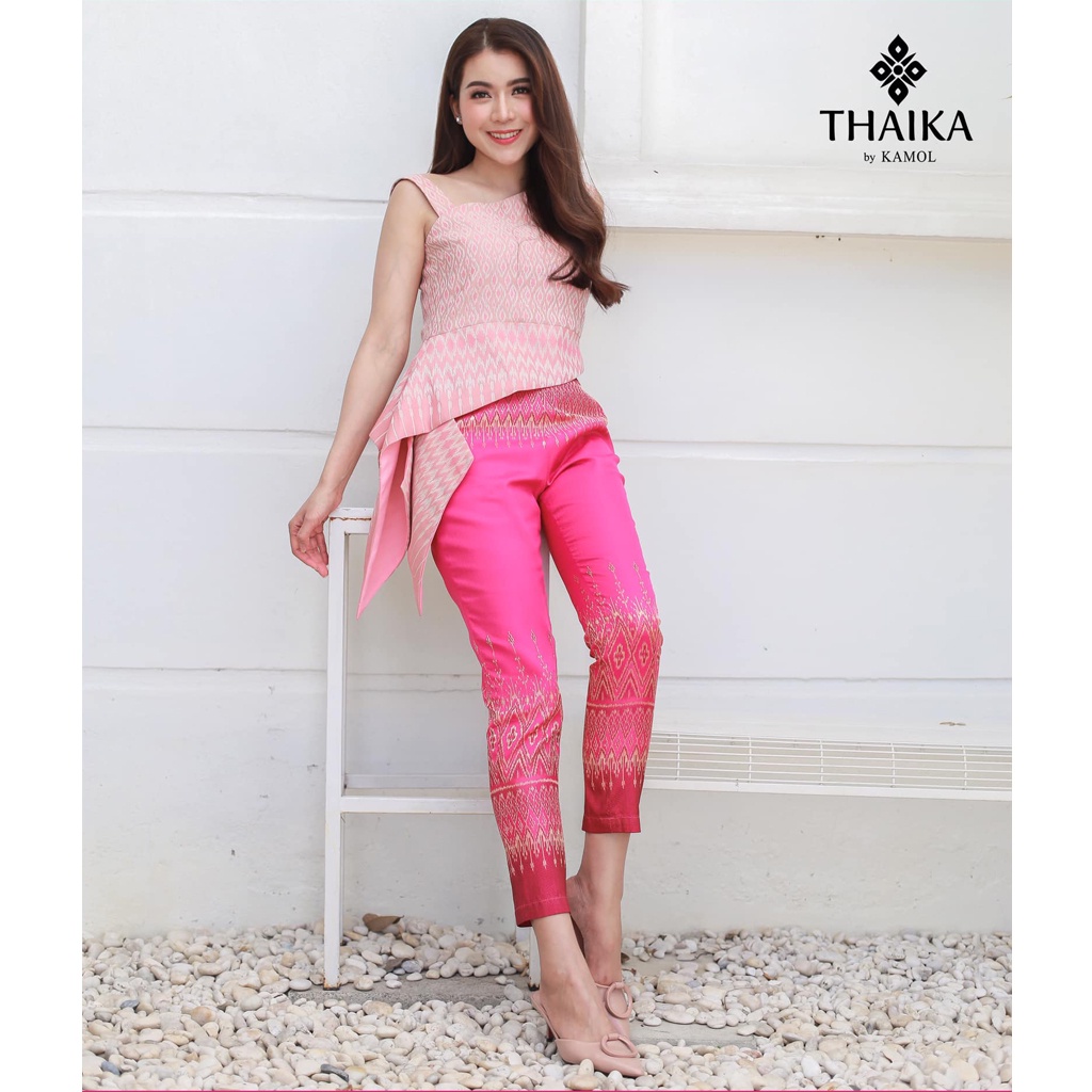 Thaika กางเกง ‘ทิวา’ ผ้าไทย สีชมพูสดช็อคกิ้งพิ้งค์ ลายทอง ขายาว ขาเดฟ เอวสูง ชุดไทย ใส่ทำงาน ไป ...