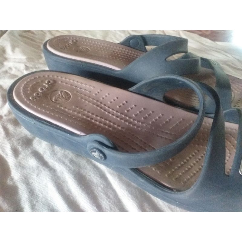 รองเท้า crocs w8 สีกรม | Shopee Thailand