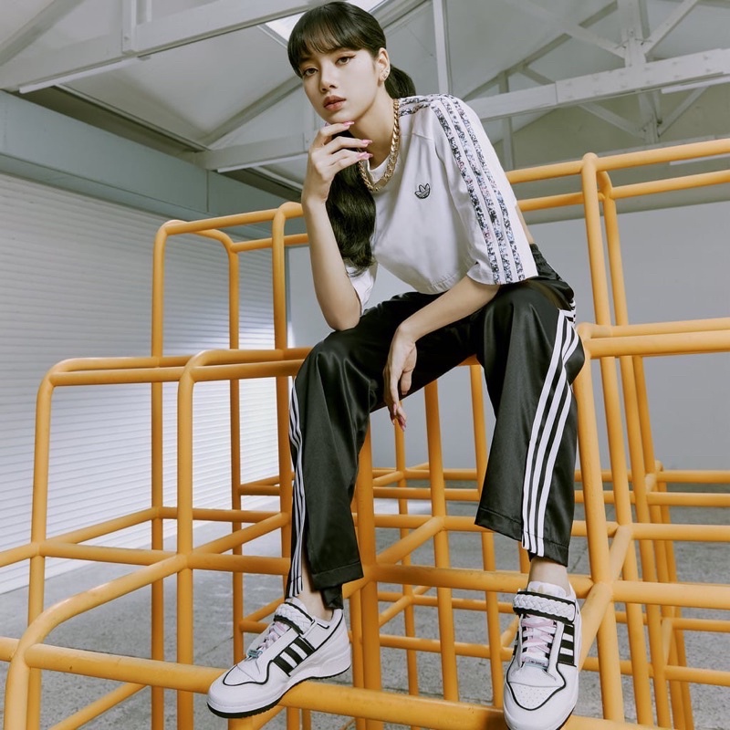 รองเท้า ADIDAS แบบLISA ลิซ่าใส่ Forum Plus W ไซต์ 42 (8uk) ราคา 3,200 ...