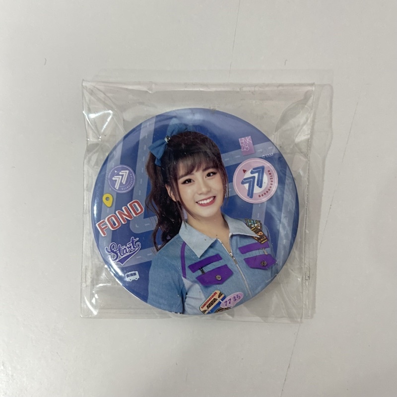 เข็มกลัดฟ้อนด์ 77ดินแดนแสนวิเศษ #FondBNK48 #BNK48 #ตลาดนัดBNK48 | Shopee Thailand