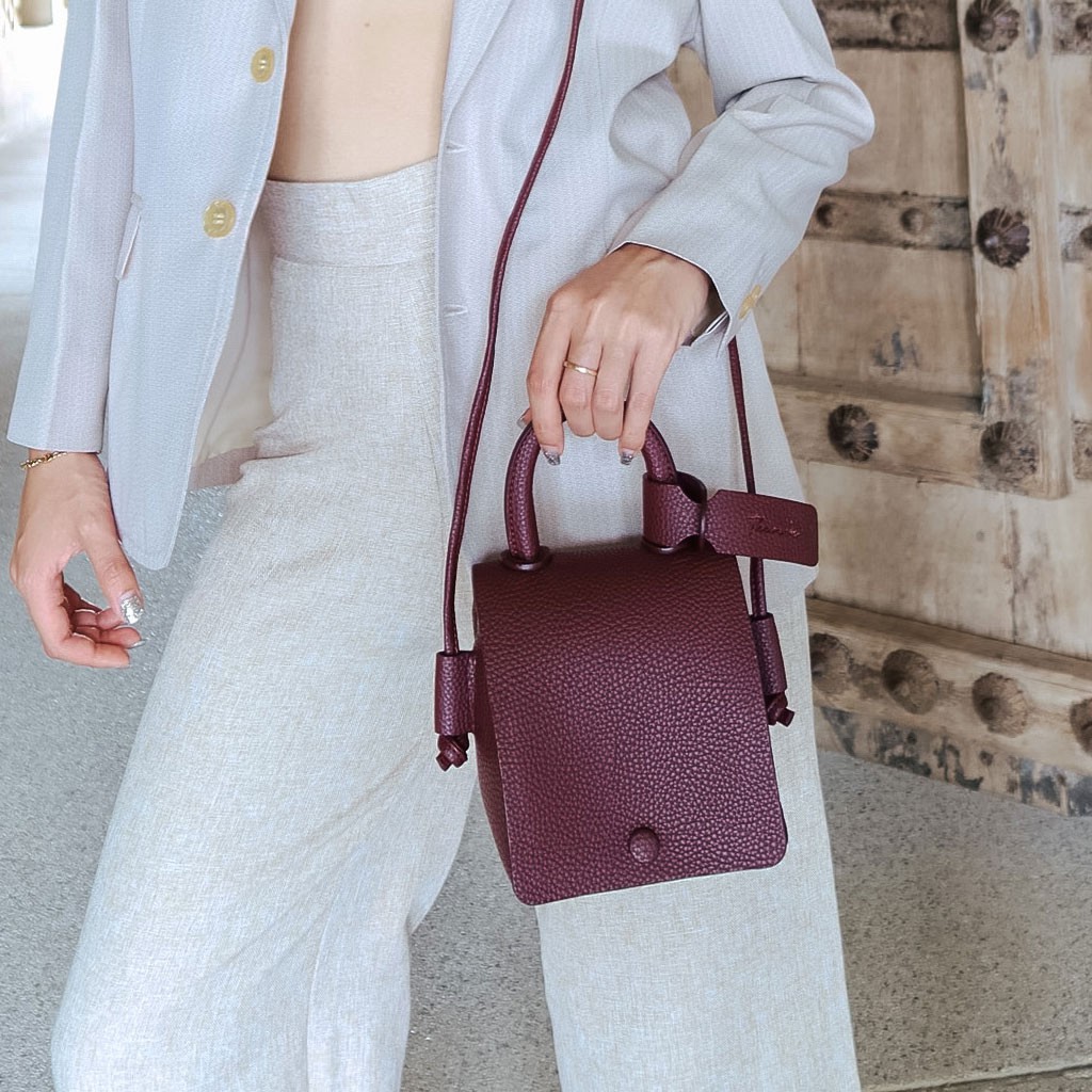 THEOREM กระเป๋าสะพาย รุ่น Semi Triangle - สีแดงเลือดหมู | Shopee Thailand