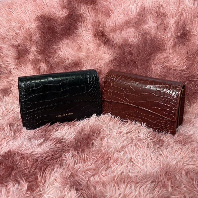 กระเป๋าสะพายข้าง หนังจระเข้ CHARLCS & KCITH ที่เปิดโค้งๆ | Shopee Thailand
