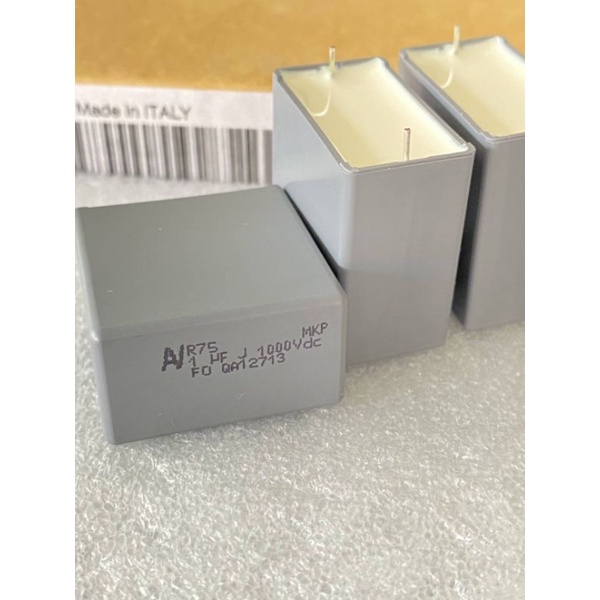 (แพ็ค1ตัว) C 1UF 1000V R75 MKPสีเทาตัวเหลี่ยม ขาห่าง28มิล ยี่ห้อKEMET ...